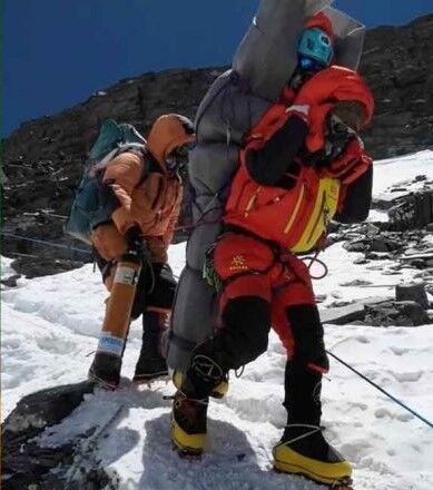 What are the 5 key role of Sherpas in Climbing Mount Everest?